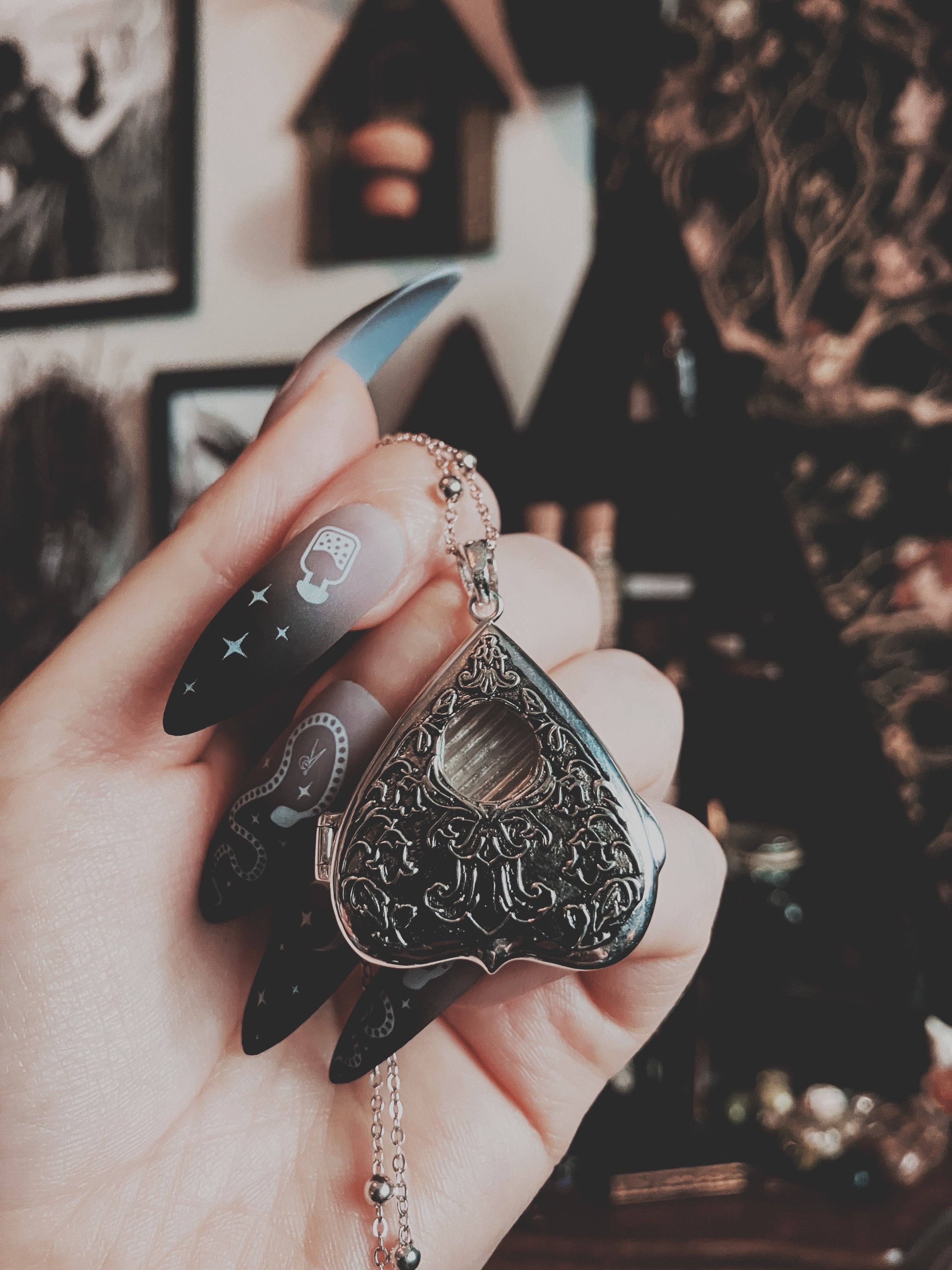 Belladonna Mourning Locket – Dragon Guild